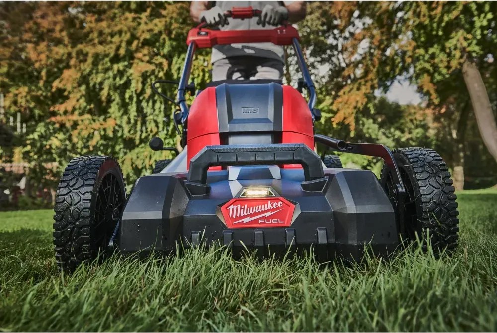 Milwaukee M18 FUEL™ sekačka s pojezdem 46 cm na dva akumulátory