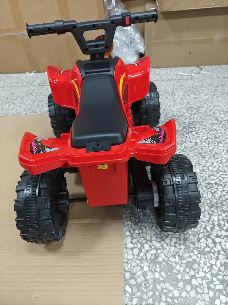 AIYAPLAY elektrická dětská čtyřkolka 6V, vpřed, 2 km/h, pro 18-48 měsíců, nosnost 25 kg, v interiéru i exteriéru, červená