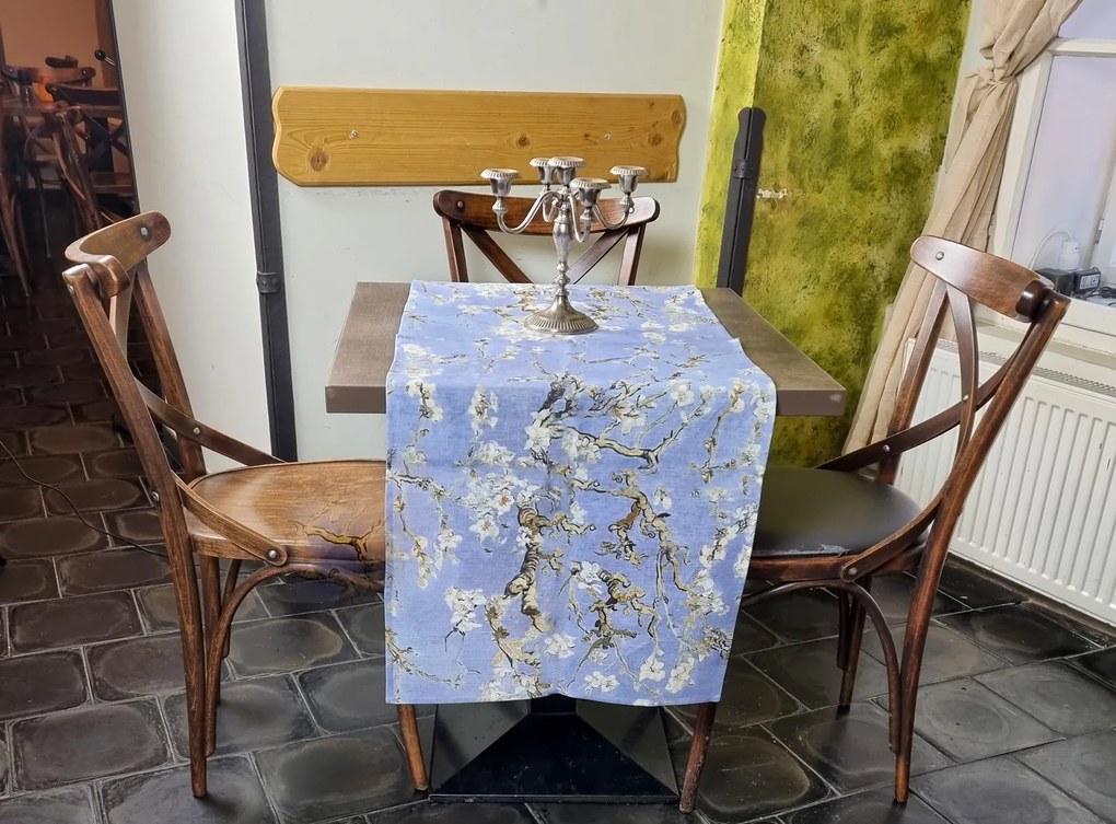 Lenbutik Lněný běhoun na stůl Vincent Van Gogh Mandlový květ / Almond Blossom-verze modrá Rozměry ubrusů: 142x50 cm