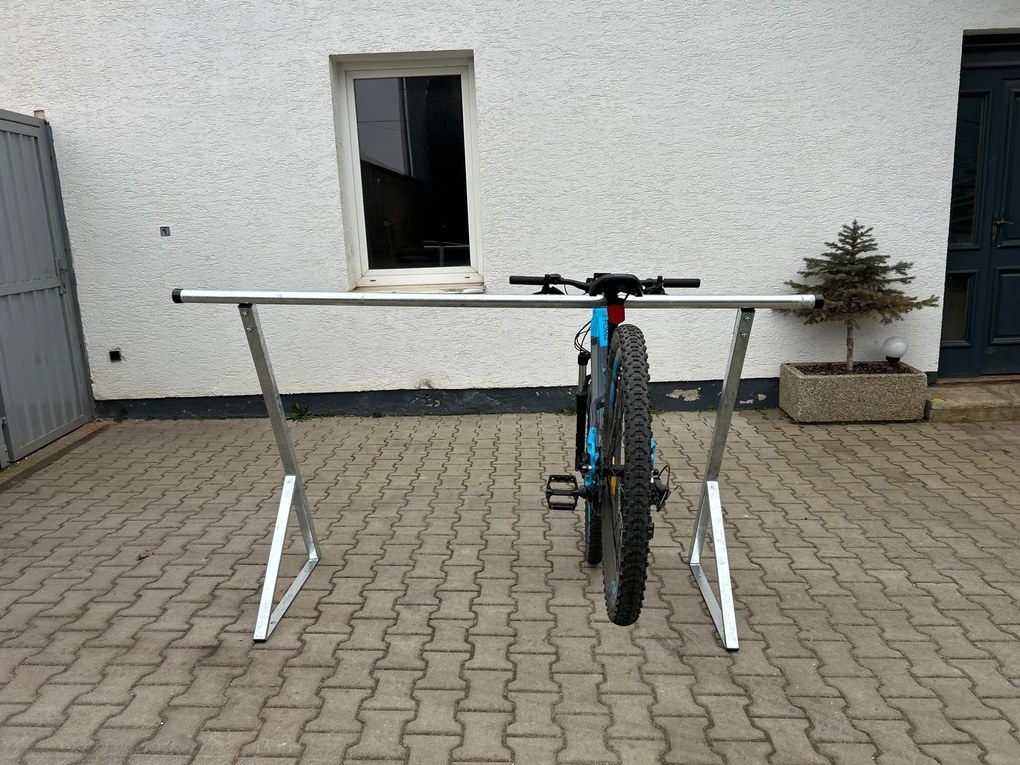 Stojan na kola za sedlo KS-930 | Česká výroba | KACERLE Povrchová úprava: základní + prášková barva (antracit), Délka stojanu: 2,5 m