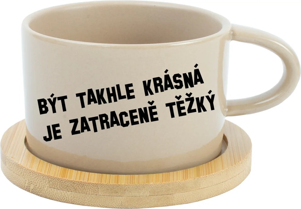 BÝT TAKHLE KRÁSNÁ JE ZATRACENÉ TEŽKÝ - krémový hrníček makronka 200 ml