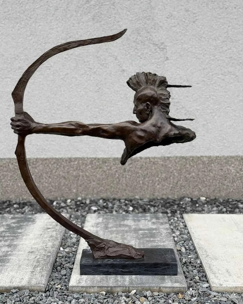 Velká bronzová socha - Mohykánský válečník s lukem