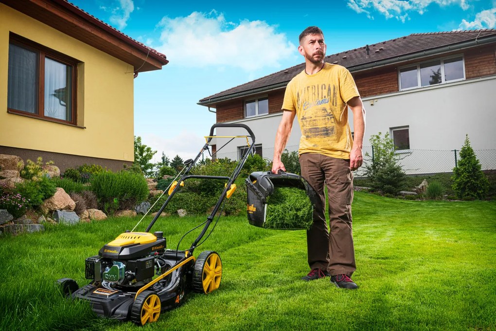 Benzínová sekačka na trávu Riwall PRO RPM 5135 4v1 s pojezdem