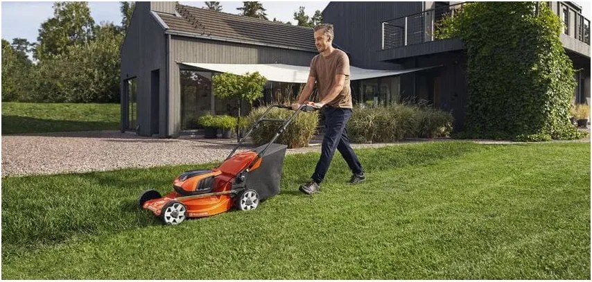 Aku sekačka LC 142i Husqvarna (včetně baterie a nabíječky)