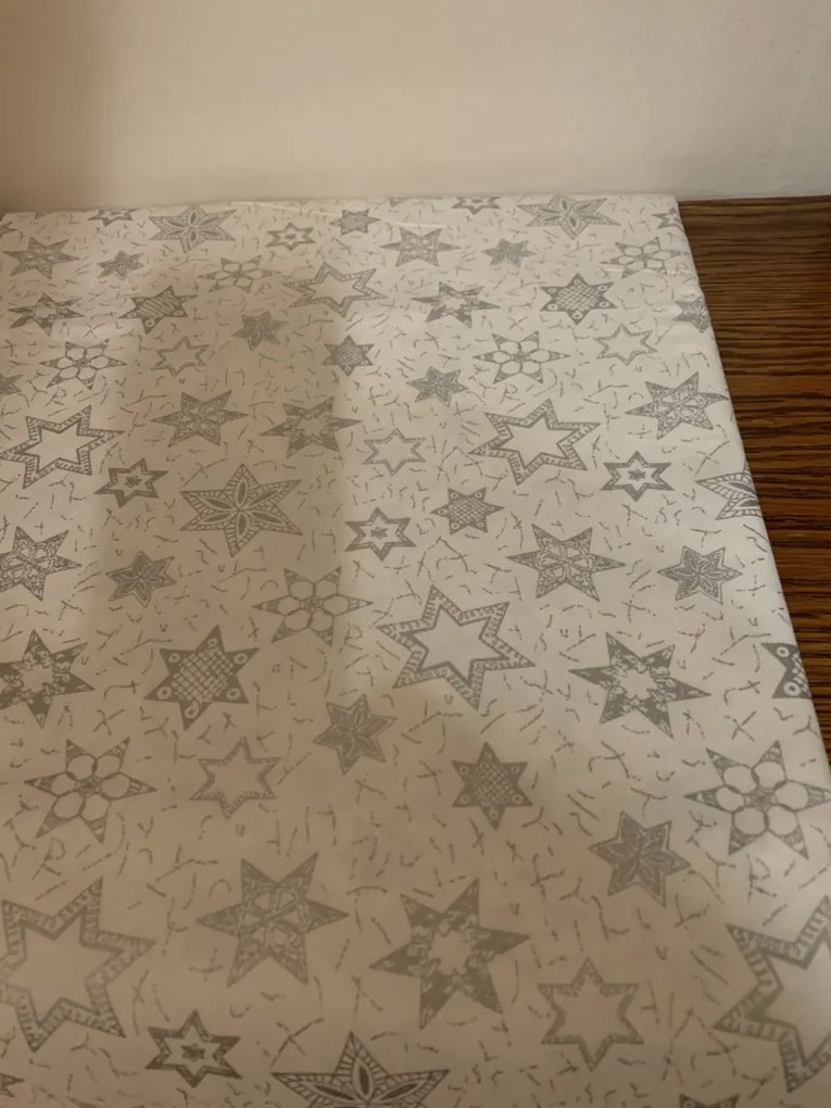 K-U ručně šitý ubrus stříbrné hvězdy na bílé, 70 cm x 120 cm
