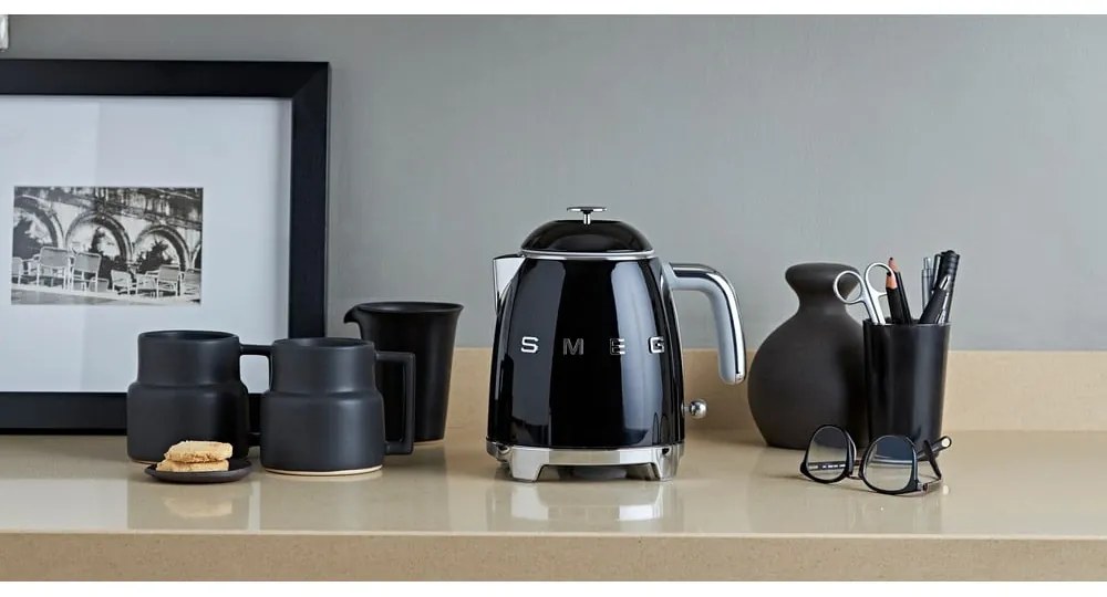 Černá rychlovarná konvice z nerezové oceli 800 ml Retro Style – SMEG