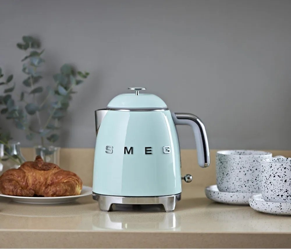 Světle zelená rychlovarná konvice z nerezové oceli 800 ml Retro Style – SMEG
