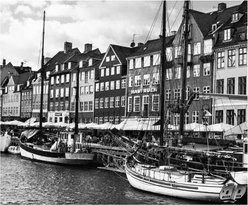 Luxusní vliesové fototapety Copenhagen - černobílé, rozměr 325,5 cm x 270 cm