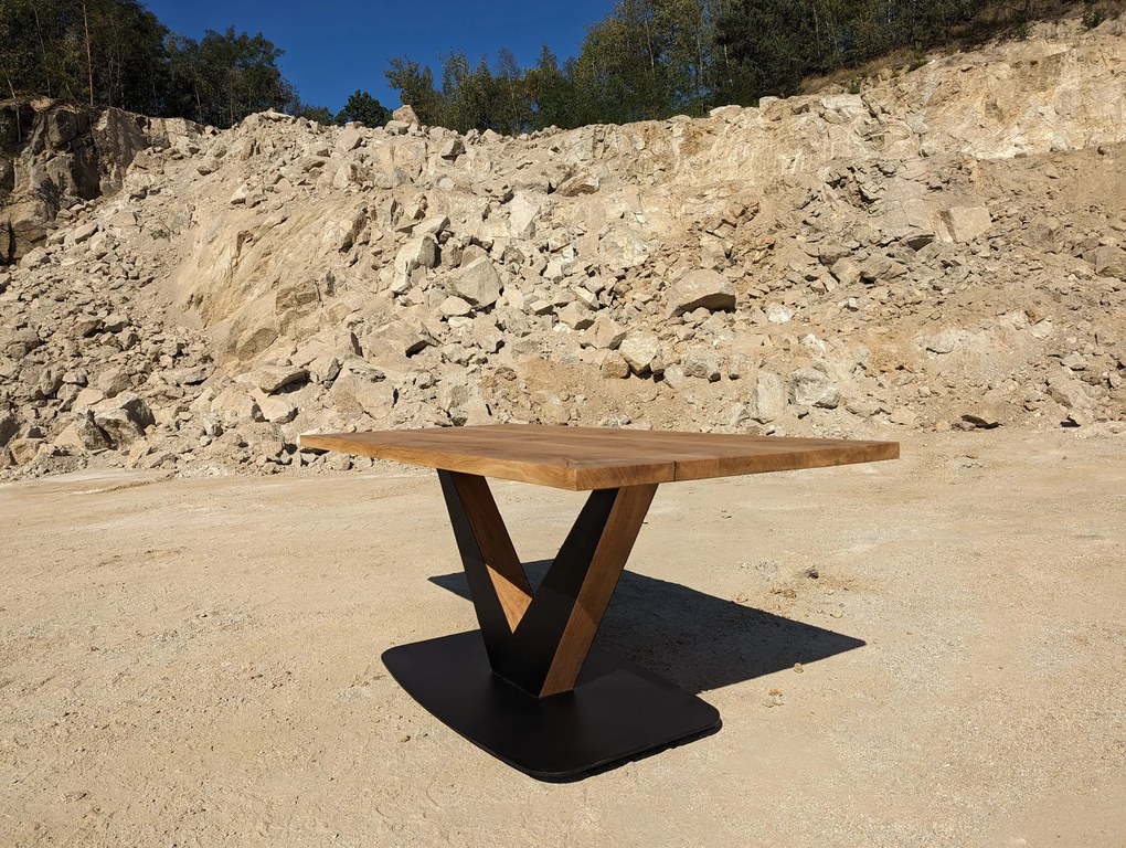 Jídelní stůl z dubového masivu Herodes v industriálním designu Velikost Desky: 1600x900 (mm)