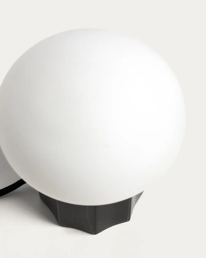 Bílá/černá kovová stolní lampa se skleněným stínidlem (výška 20 cm) Idela – Kave Home