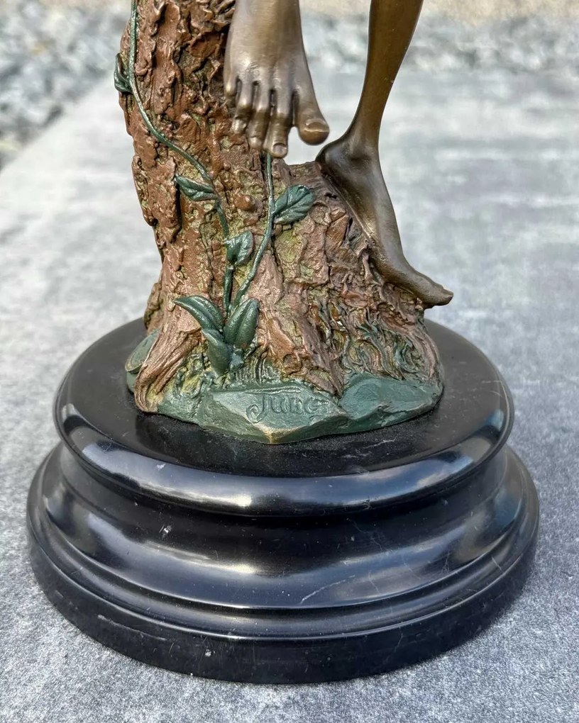 Bronzová socha - Skřítek sedící na větvi pohádková figurka