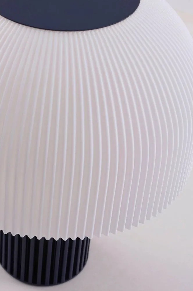 Bílá/modrá plastová stolní lampa (výška 29 cm) Maya – Jotex