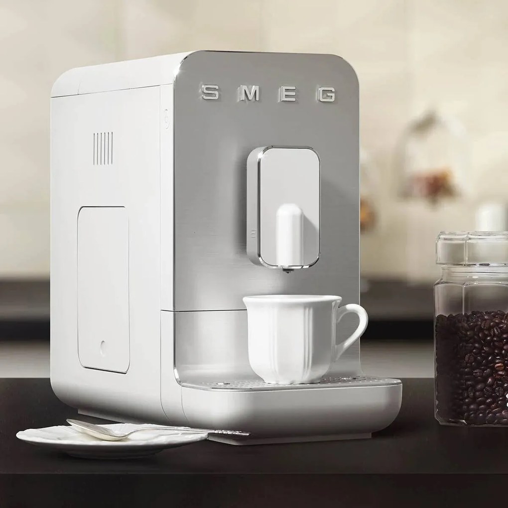 Automatický kávovar Smeg BCC01WHMEU / 1350 W / 1,4 l / matná bílá