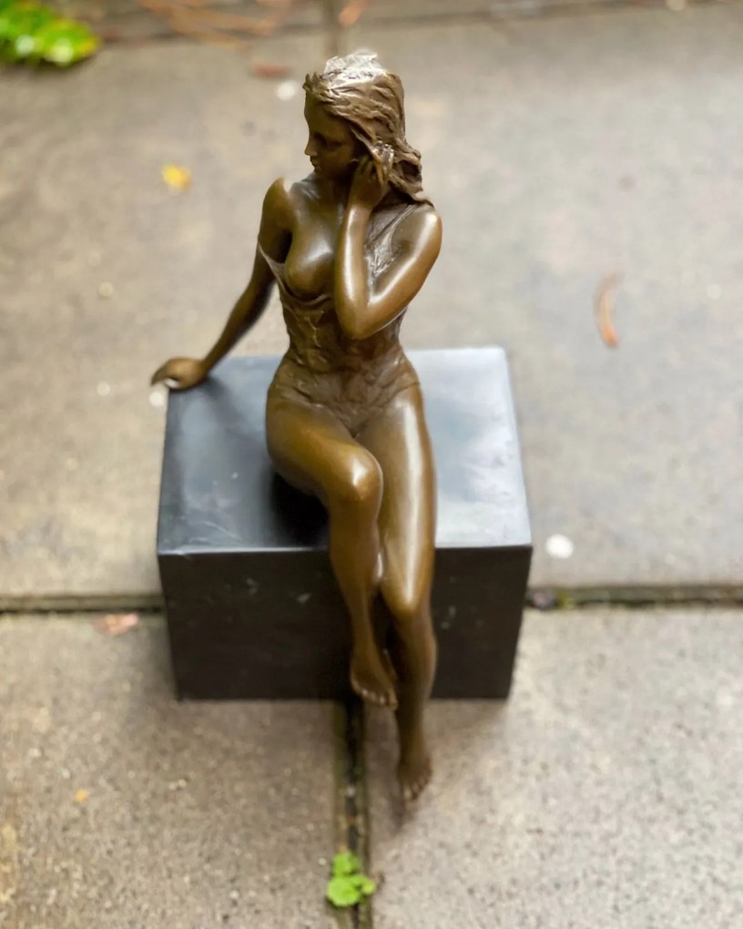 Polonahá sedící dívka bronzová socha