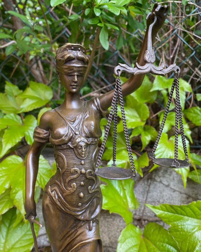 Bronzová socha Themis – Spravedlnost