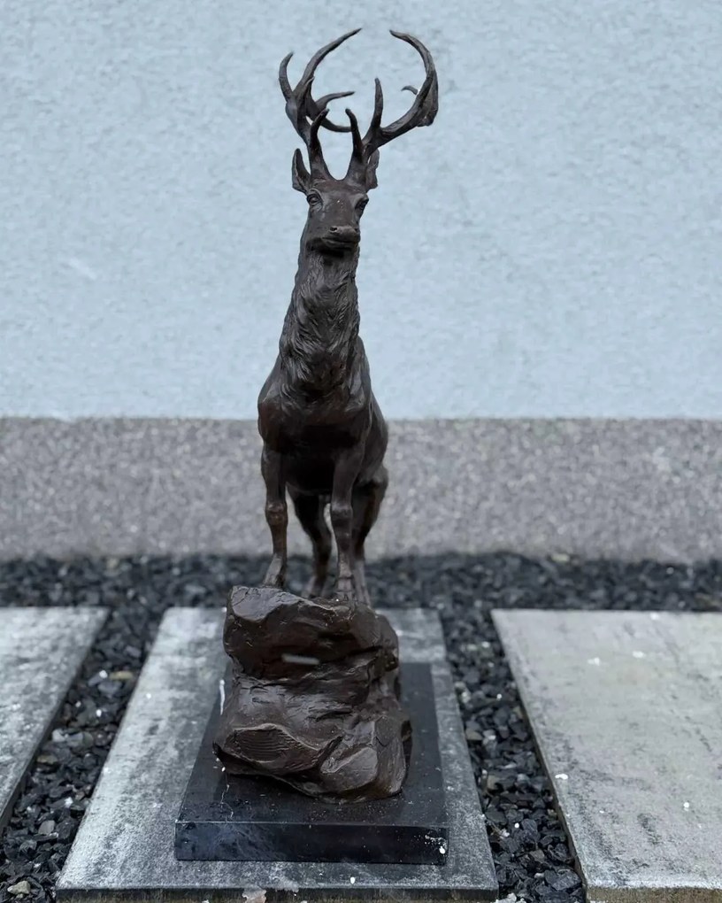 Luxusní lovecká bronzová socha - Jelen na skále