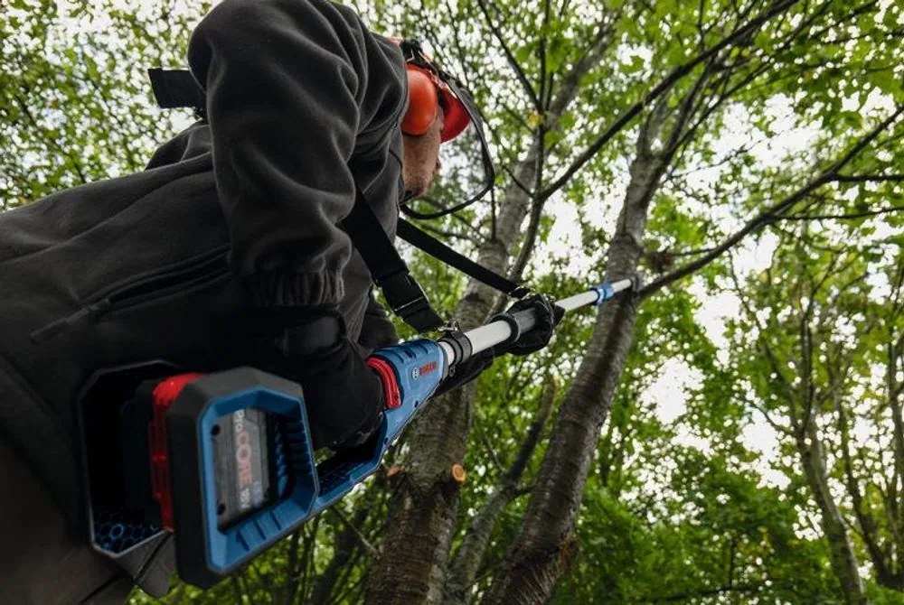Aku teleskopická vyvětvovací pila Bosch GKE 18V-25 TP 06008D6000