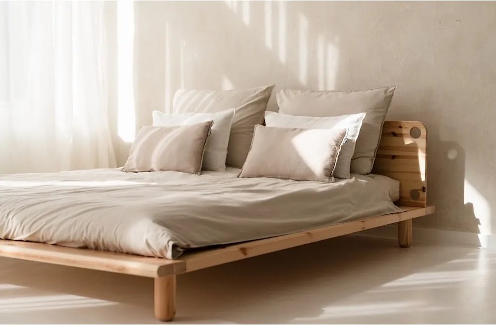 Dvoulůžková postel z borovicového dřeva s roštem 180x200 cm Peek – Karup Design