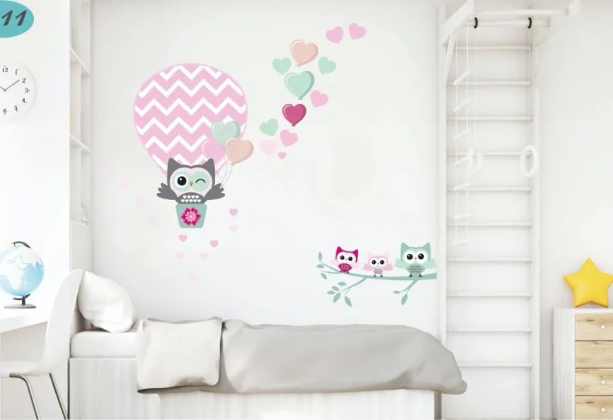 Okrasná nálepka na zeď do dívčího pokoje zamilovaná sovička 120 x 240 cm