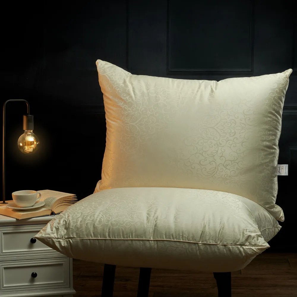 Tříkomorový péřový polštář Royal Silk: Champagne 70x90cm Vysoký