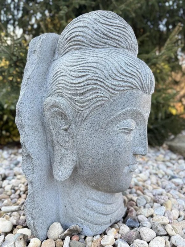 Hlava Buddha z říčního kamene – ručně tesaná 50 cm