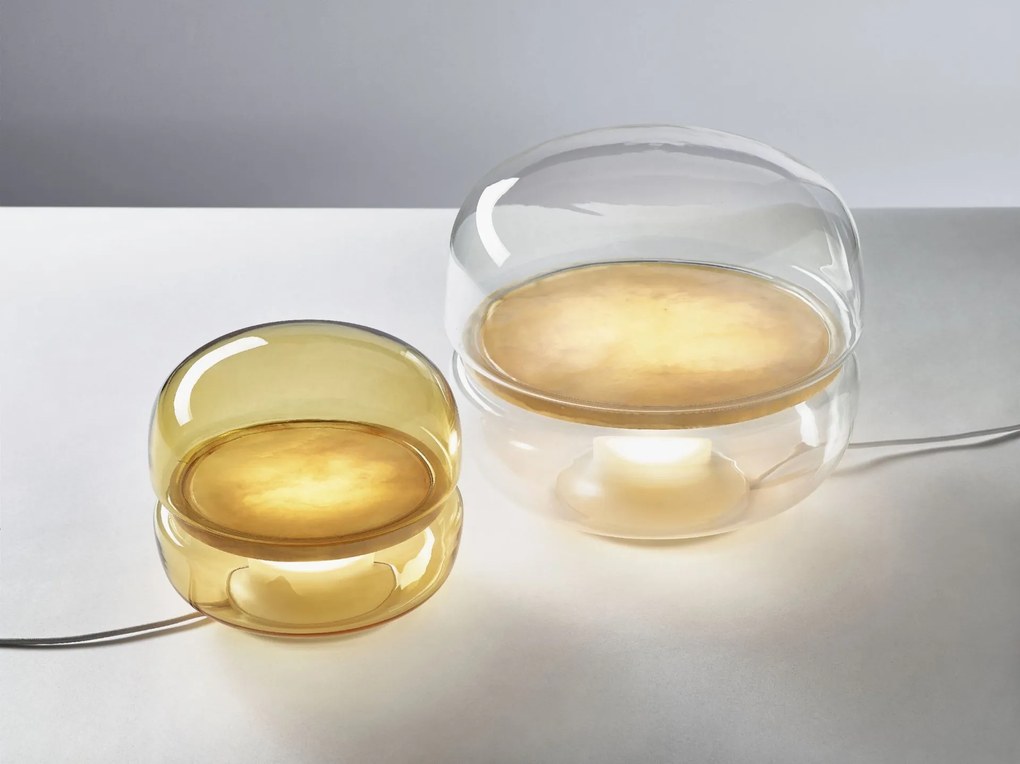 Designová stolní lampa Brokis Macaron S, PC1038 Barva skla: Amber - transparentní sklo, Základna: Dub evropský - černě mořený (CSFB1574), Disk: BROKISGLASS - kouřově šedá mat (CSOP1577)