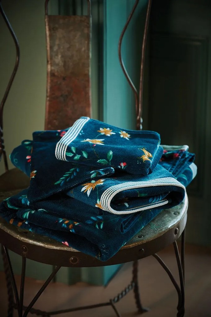 Pip Studio ručníky z bavlněného froté Les Fleurs, tmavě modré (Luxusní ručníky z bavlněného froté v designu Les Fleurs v tmavě modré barvě)