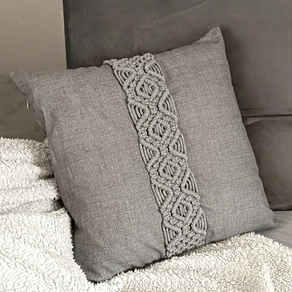 Polštář s macrame aplikací s výplní