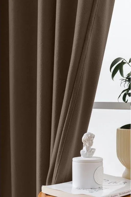 Hnědý zatemňovací závěs VELVET 140x270 cm Zavěšení: Řasící páska