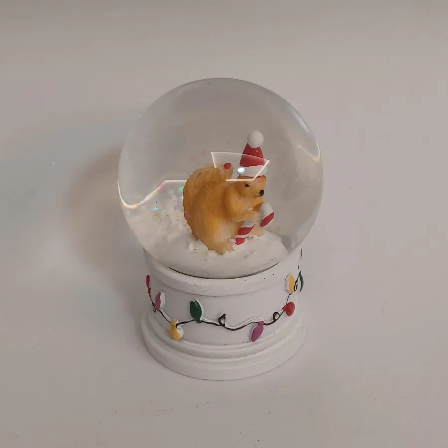 Vánoční sněžítko s veverkou 4,8 × 6,2 × 4,8 cm, stojící