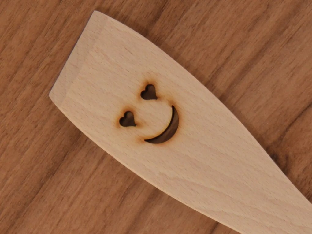 Usměvavá obracečka z bukového dřeva - smajlík se srdíčky v očích