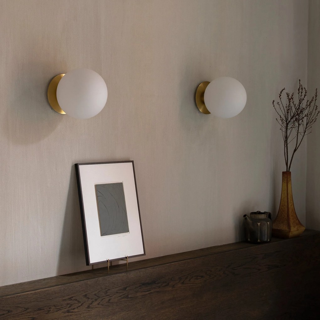 Stolní / nástěnná lampa TR, Brushed Brass, Matt Opal – AUDO COPENHAGEN