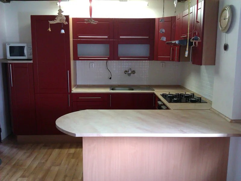 Kuchyně Macháček, Realizovaná moderní rohová kuchyně do U s barem