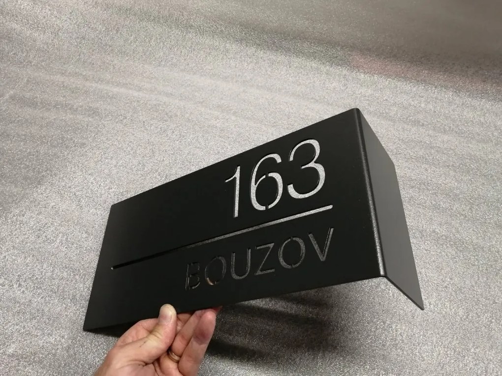 Domovní číslo tabulka lakovaná 13 Velikost: 15 x 30 x 10(ohyb) cm  (L), Odstín: RAL 9005 - černá, Ohyb: Na levé straně od čísla