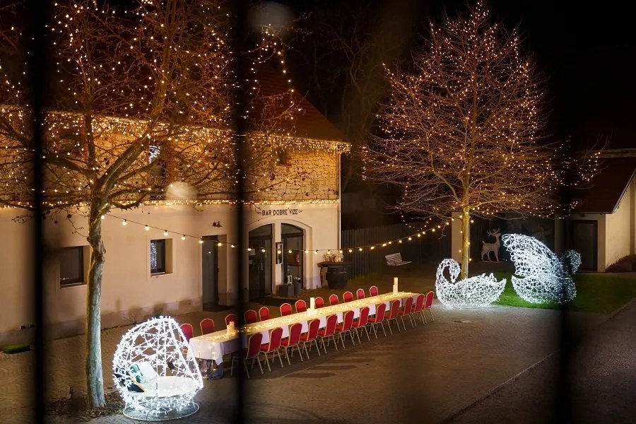 LED žárovka LBE, teple bílá, 6 diod, patice E27, IP44