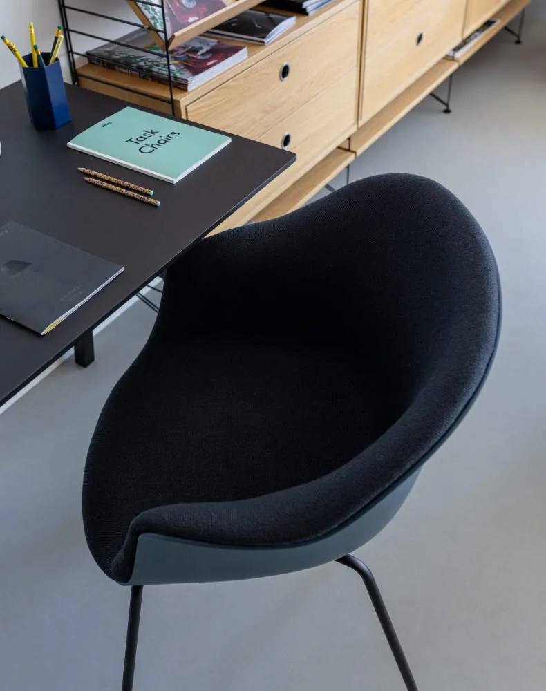 Gubi Ex-display židle Bat Dining Chair s předním polstrováním, conic base