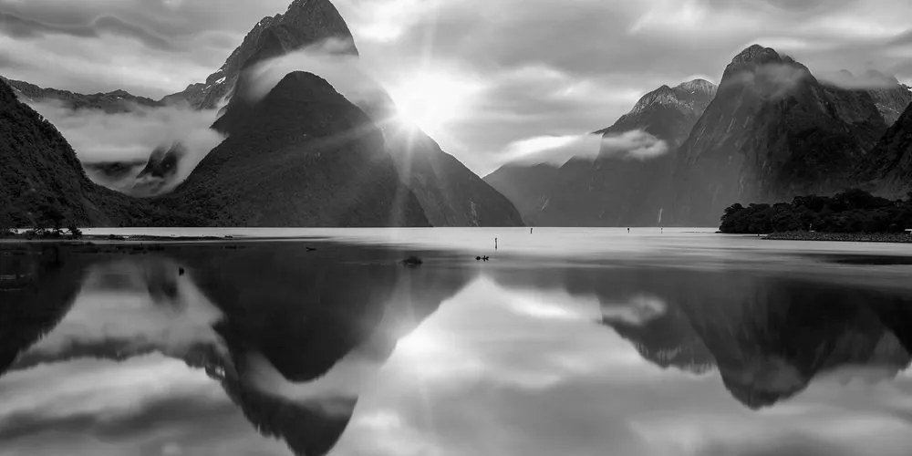 Obraz Milford Sound při východu slunce v černobílém provedení