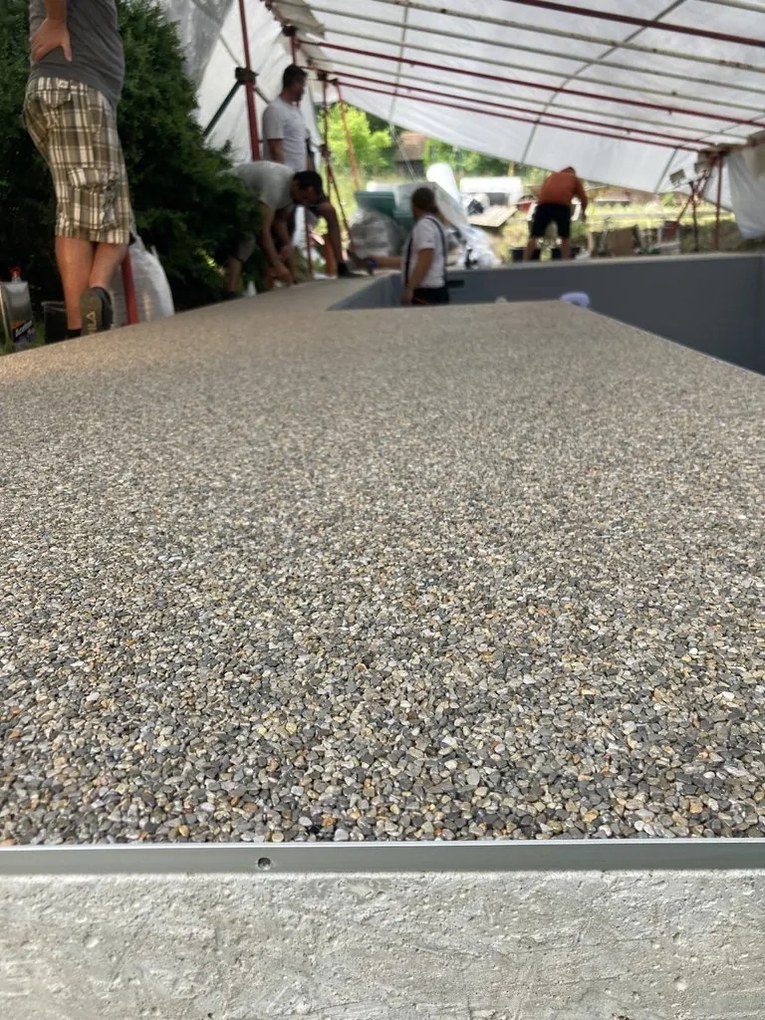 Báča Beton Kamenný koberec na podlahu Occhialino Frakce: Hrubá (4 – 8 mm), vydatnost setu 1,3 m², Doporučené použití v: exteriéru - jednosložkový polyuretan