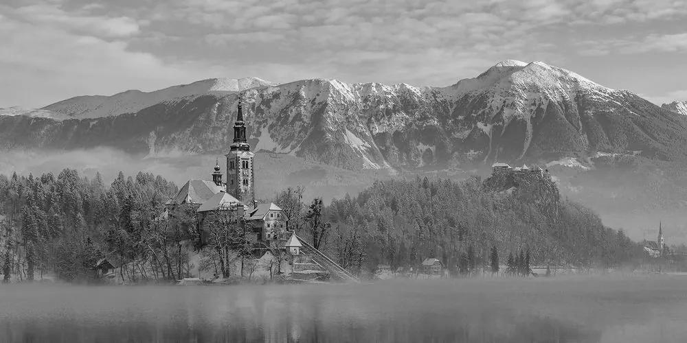 Obraz kostel u jezera Bled ve Slovinsku v černobílém provedení