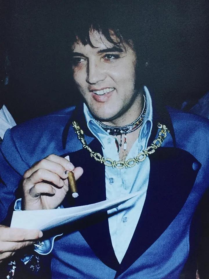 Dejtonazed Obraz Elvis Presley doutník barevný 70 x 50 cm