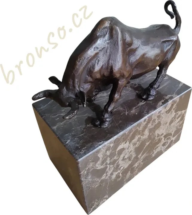 Impozantní bronzový býk Wall Street – symbol síly, úspěchu a prosperity, pravý bronz na mramoru