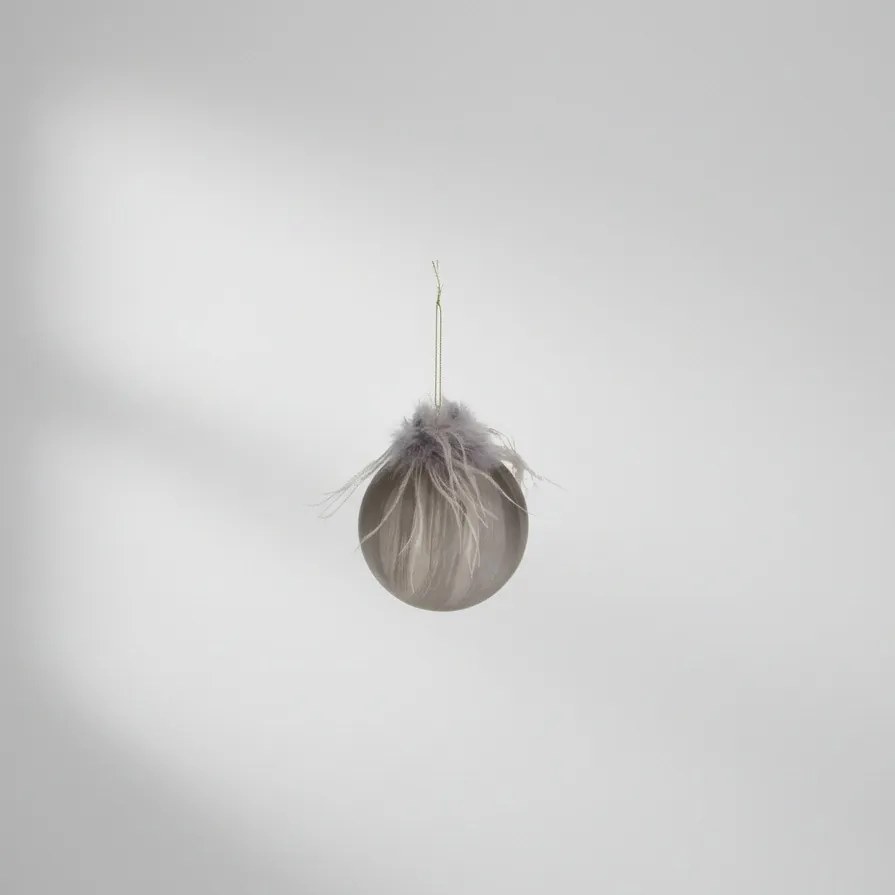 Ozdobná závěsná baňka Kabo II 10 cm s pírkem