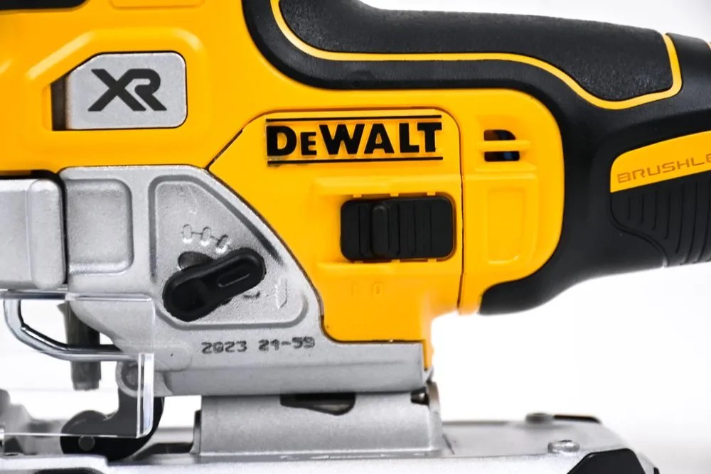 Aku přímočará pila DeWALT DCS335NT-XJ