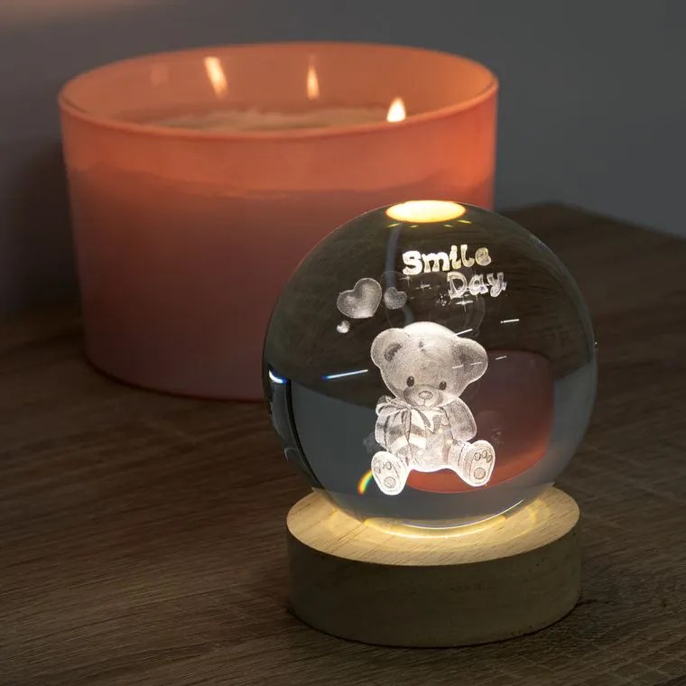 Skleněná LED koule na dřevěném podstavci MEDVÍDEK