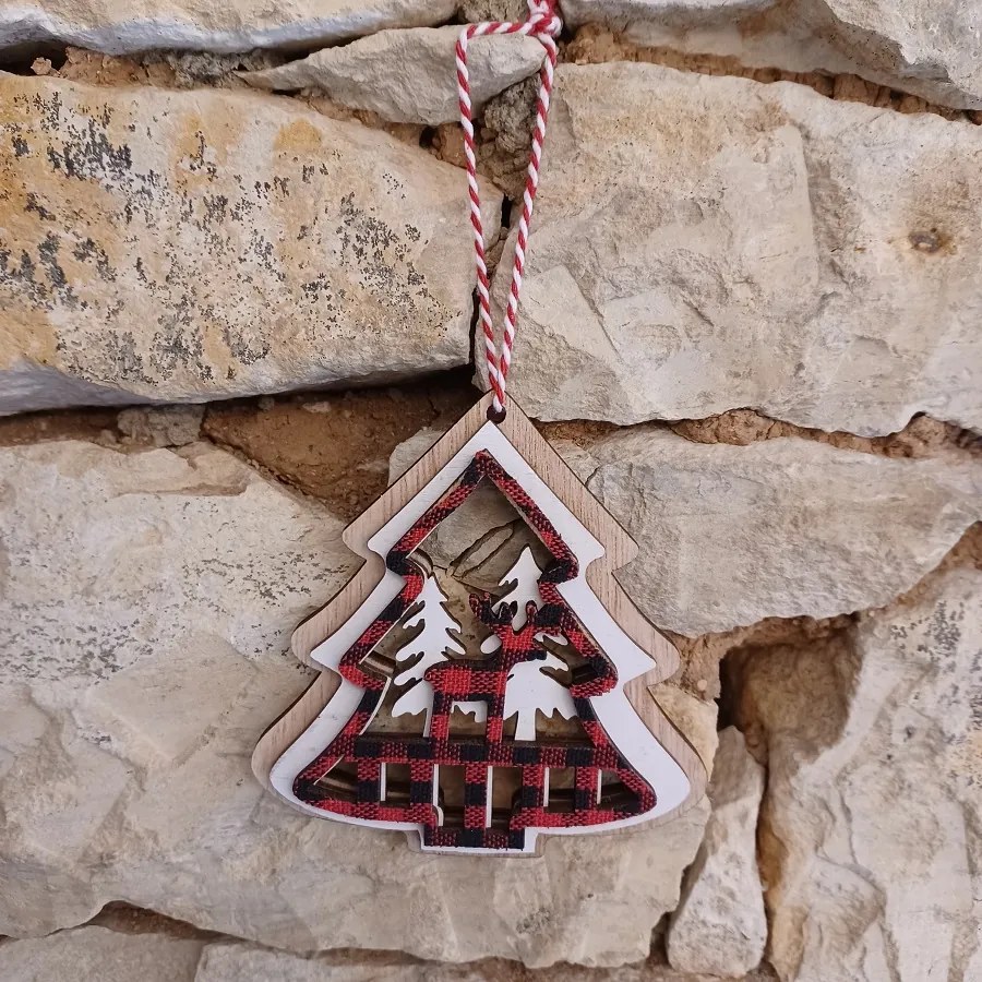 Dřevěná vánoční ozdoba stromeček s jelínkem v lese, 9,5 × 10,5 cm, k zavěšení