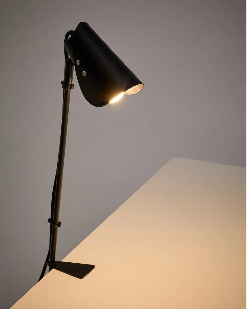 Černá kovová stolní lampa s klipem (výška 51 cm) Jula – Kave Home