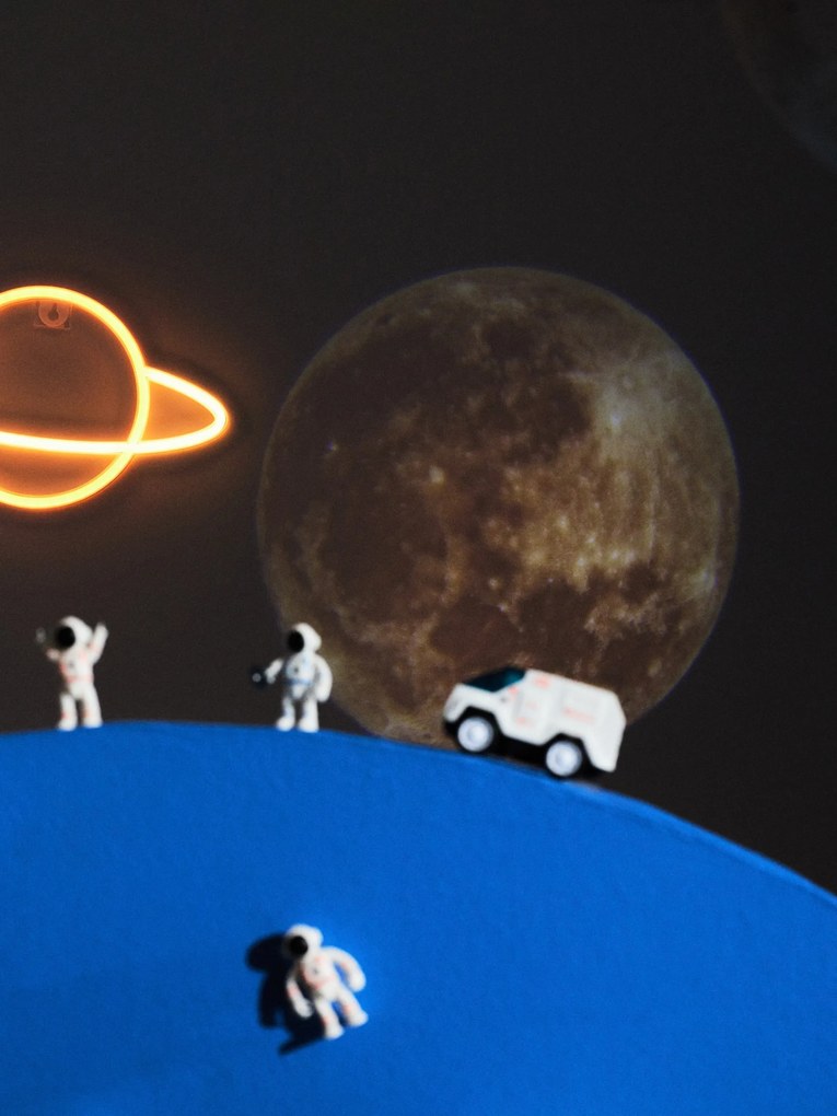 Sinsay - LED projektor s vyměnitelnými filtry s motivem planet - černá