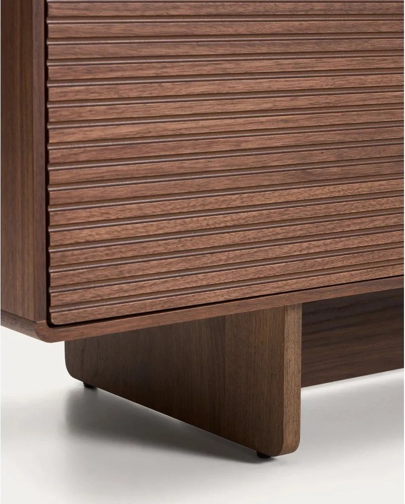 Tmavě hnědý TV stolek v dekoru ořechu 200x46x40 cm Norlen – Kave Home