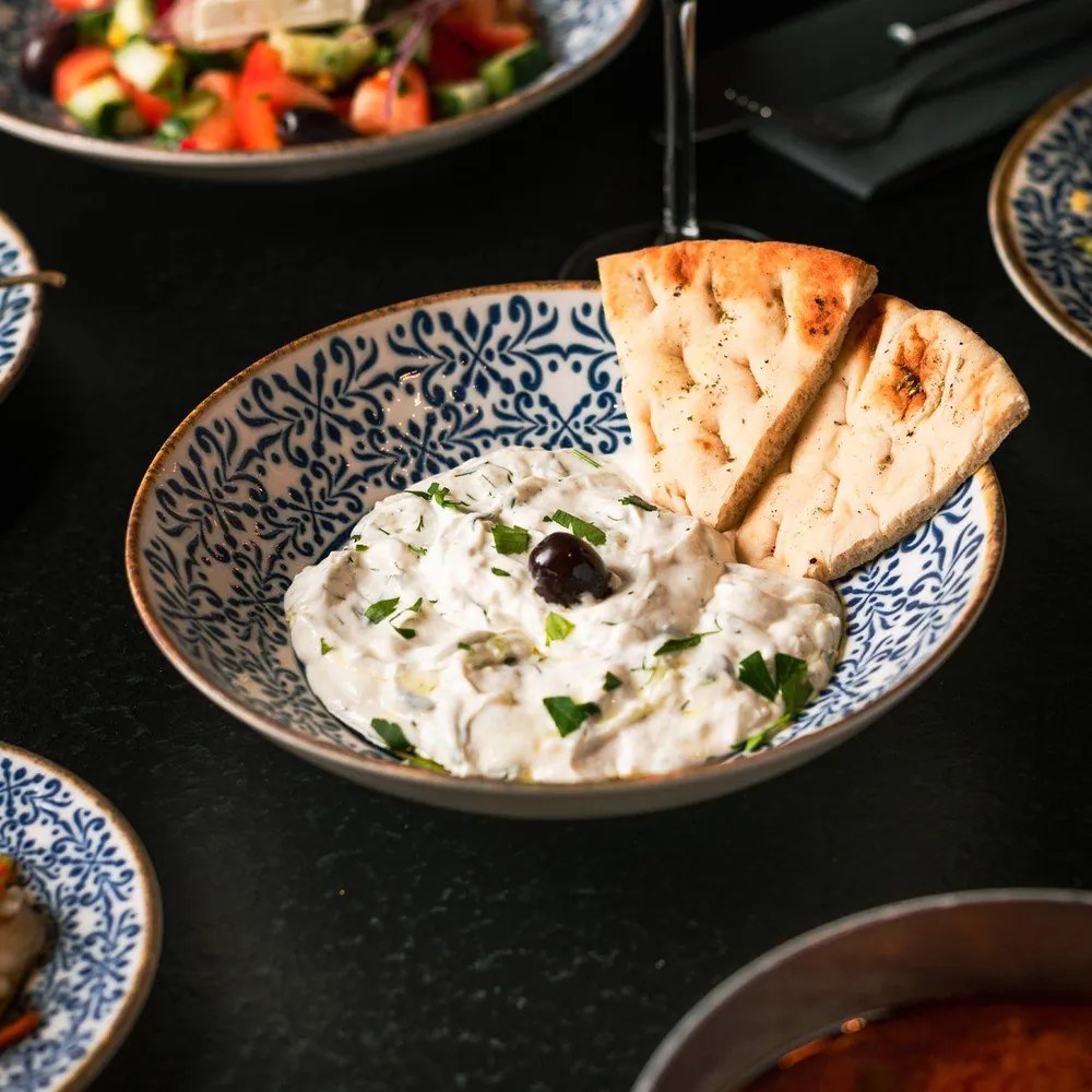 Bílá/modrá porcelánová polévková miska 1 l Azul – BonBistro