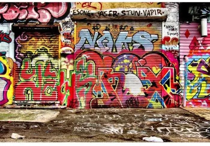 DIMEX | Samolepicí vliesová fototapeta na zeď Ulice s graffiti MA-5-0321 | 375 x 250 cm | vícebarevná